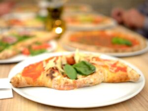 Kako napraviti kalconu – zatvorena pica iz rerne